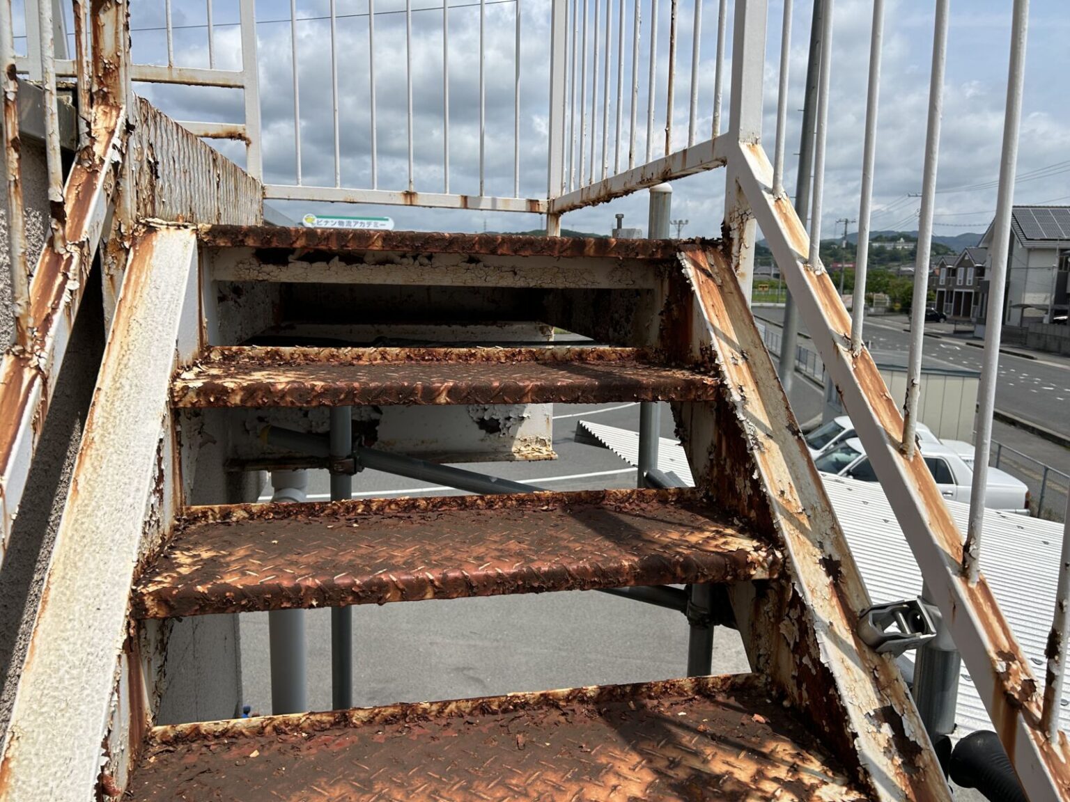 福山市の外壁塗装 プロタイムズ福山西店 藤井塗装 自動車学校様 鉄部塗装見積り | 藤井塗装株式会社